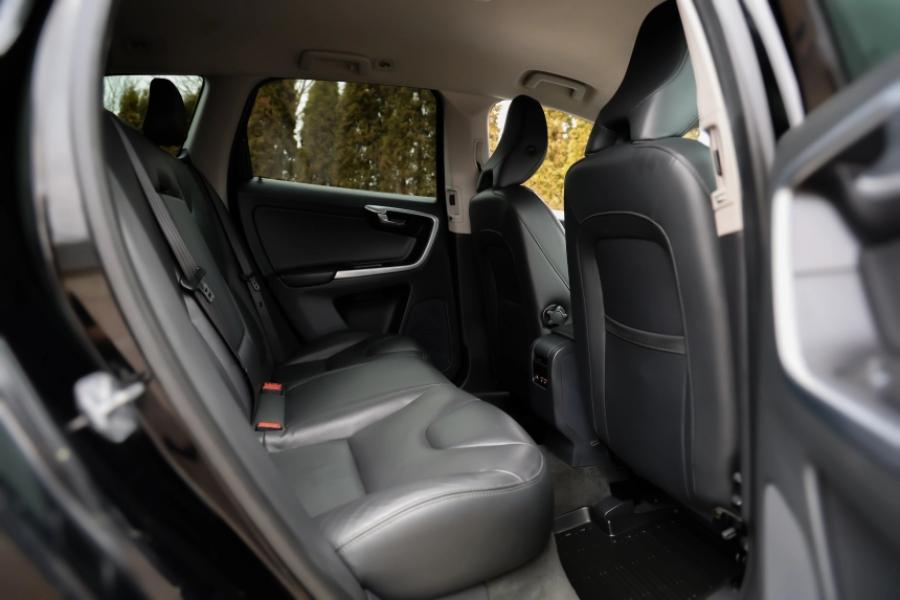 Melns Volvo XC60 2015 Rīga, ar dzinēja tilpumu 2.40 L un nobraukumu 262 tūkst. km par 14350 €, foto 28 vietnē AUTOMOTO.COM.LV