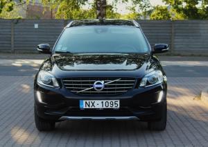 Black Volvo XC60 2015 in Riga, with an engine capacity of 2.40 L and mileage of 236 thousand km for 13990 €, photo 4 on AUTOMOTO.COM.LV