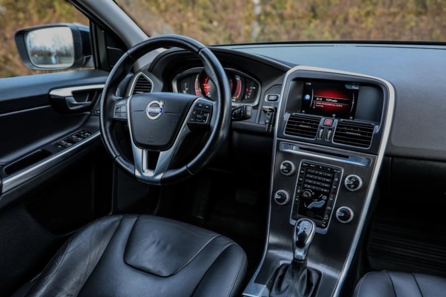 Black Volvo XC60 2015 in Riga, with an engine capacity of 2.40 L and mileage of 236 thousand km for 13990 €, photo 11 on AUTOMOTO.COM.LV