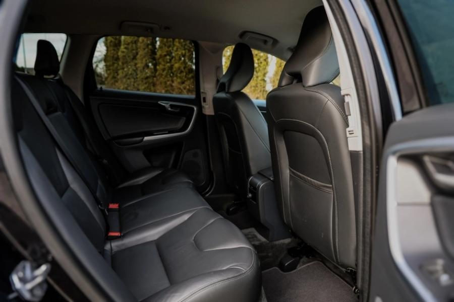 Black Volvo XC60 2015 in Riga, with an engine capacity of 2.40 L and mileage of 236 thousand km for 13990 €, photo 16 on AUTOMOTO.COM.LV