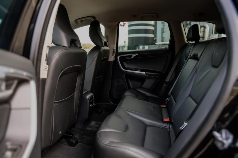 Black Volvo XC60 2015 in Riga, with an engine capacity of 2.40 L and mileage of 236 thousand km for 13990 €, photo 18 on AUTOMOTO.COM.LV