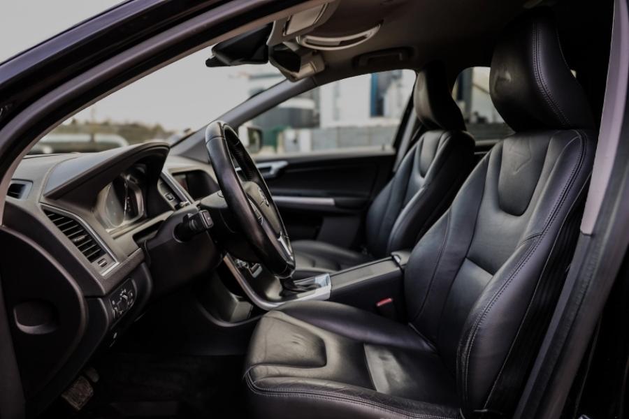 Black Volvo XC60 2015 in Riga, with an engine capacity of 2.40 L and mileage of 236 thousand km for 13990 €, photo 22 on AUTOMOTO.COM.LV