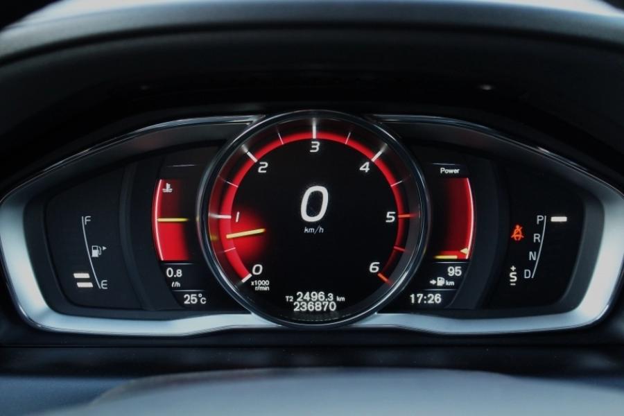 Black Volvo XC60 2015 in Riga, with an engine capacity of 2.40 L and mileage of 236 thousand km for 13990 €, photo 32 on AUTOMOTO.COM.LV