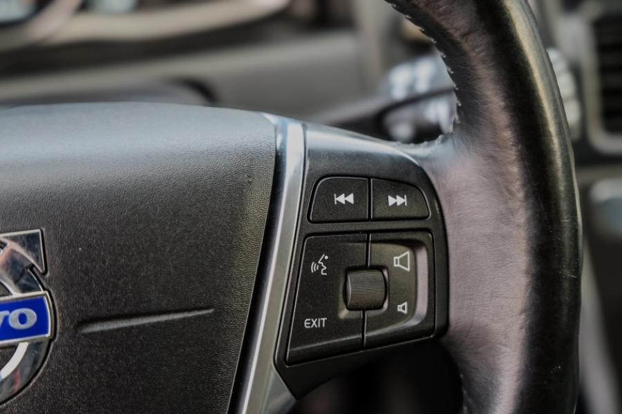 Black Volvo XC60 2015 in Riga, with an engine capacity of 2.40 L and mileage of 236 thousand km for 13990 €, photo 42 on AUTOMOTO.COM.LV