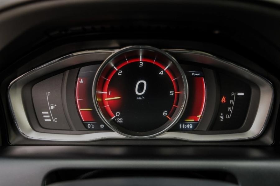 Black Volvo XC60 2015 in Riga, with an engine capacity of 2.40 L and mileage of 236 thousand km for 13990 €, photo 43 on AUTOMOTO.COM.LV