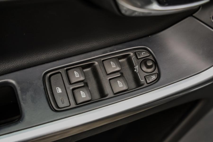 Black Volvo XC60 2015 in Riga, with an engine capacity of 2.40 L and mileage of 236 thousand km for 13990 €, photo 45 on AUTOMOTO.COM.LV