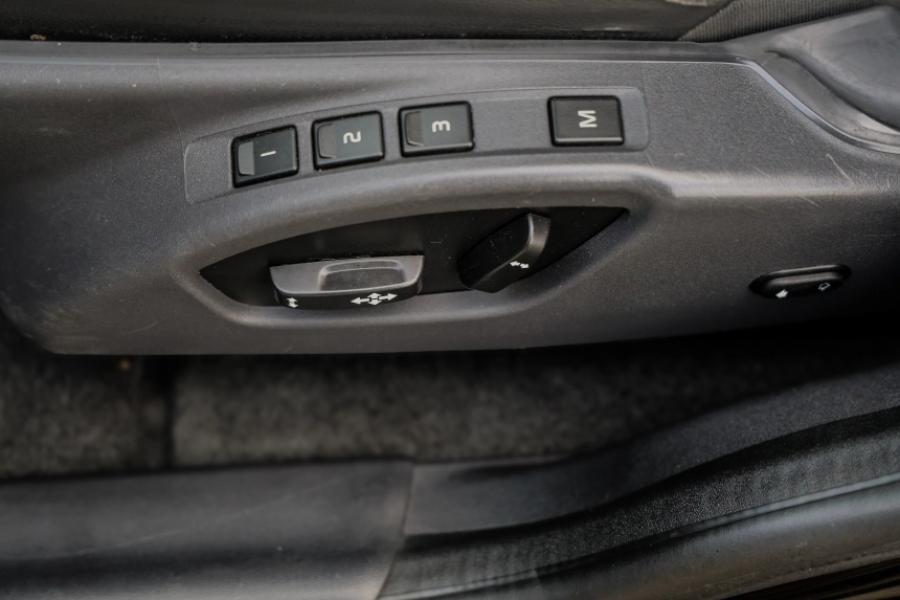 Black Volvo XC60 2015 in Riga, with an engine capacity of 2.40 L and mileage of 236 thousand km for 13990 €, photo 46 on AUTOMOTO.COM.LV