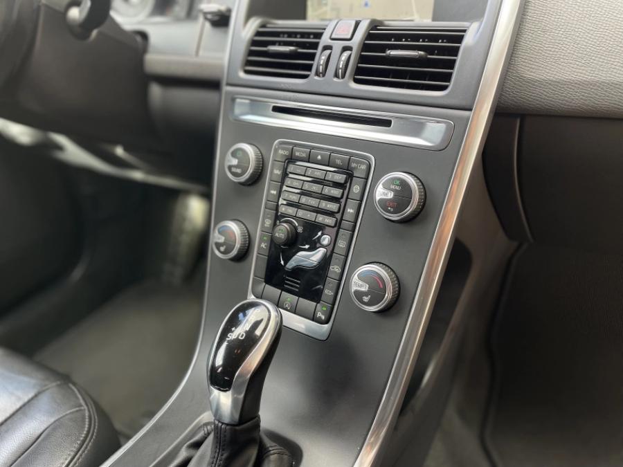 Black Volvo XC60 2015 in Riga, with an engine capacity of 2.00 L and mileage of 277 thousand km for 12590 €, photo 21 on AUTOMOTO.COM.LV