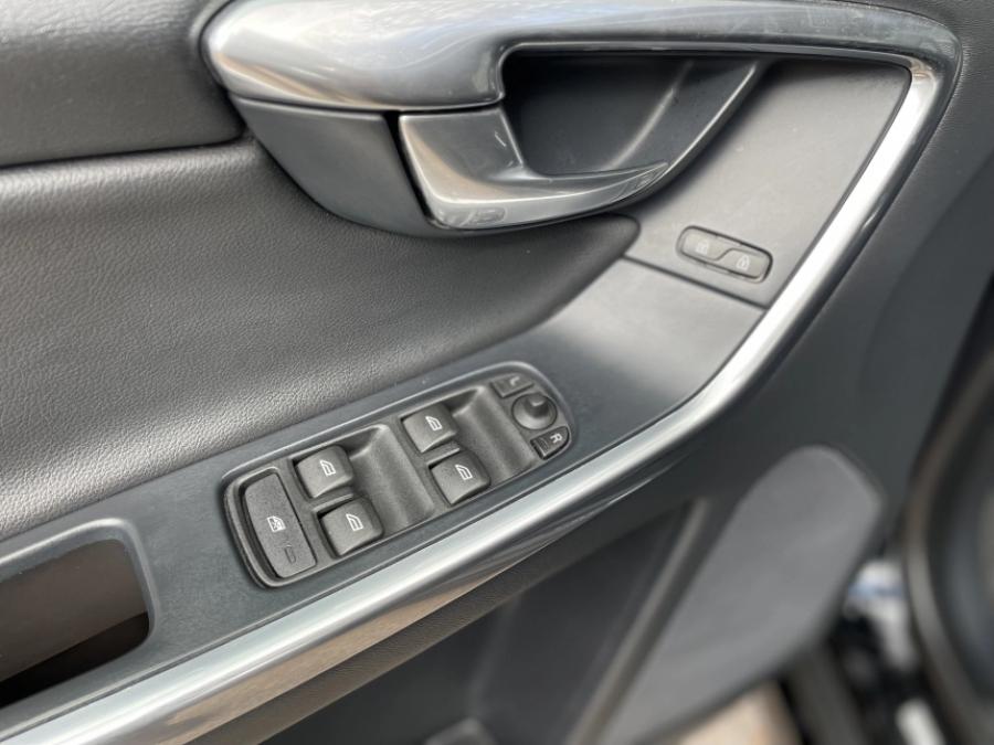 Black Volvo XC60 2015 in Riga, with an engine capacity of 2.00 L and mileage of 277 thousand km for 12590 €, photo 23 on AUTOMOTO.COM.LV