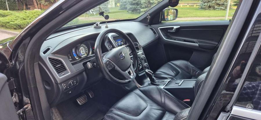 Black Volvo XC60 2015 in Marijampole, with an engine capacity of 2.40 L and mileage of 302 thousand km for 13300 €, photo 3 on AUTOMOTO.COM.LV