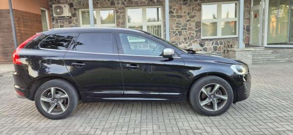 Black Volvo XC60 2015 in Marijampole, with an engine capacity of 2.40 L and mileage of 302 thousand km for 13300 €, photo 5 on AUTOMOTO.COM.LV