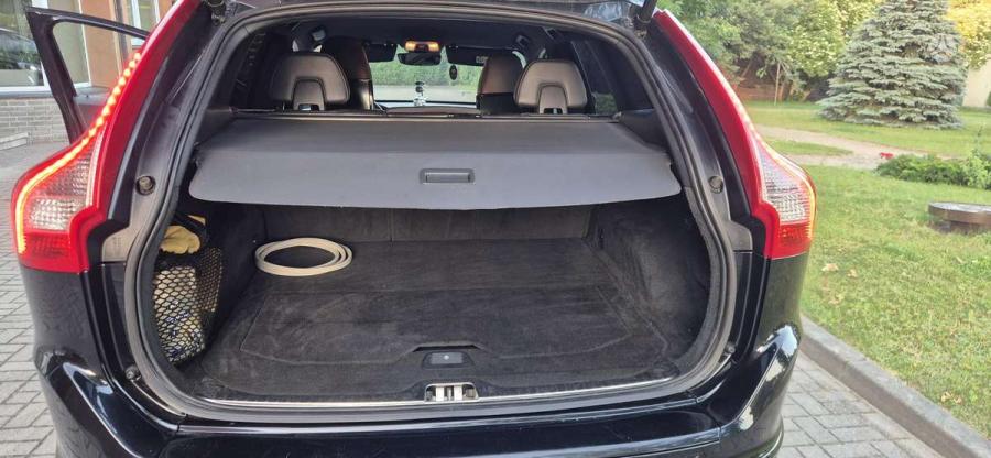 Black Volvo XC60 2015 in Marijampole, with an engine capacity of 2.40 L and mileage of 302 thousand km for 13300 €, photo 10 on AUTOMOTO.COM.LV