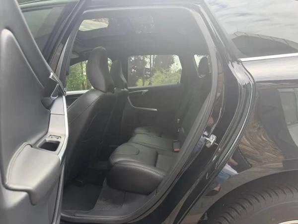 Melns Volvo XC60 2015 Rēzekne, ar dzinēja tilpumu 2.40 L un nobraukumu 247 tūkst. km par 14490 €, foto 10 vietnē AUTOMOTO.COM.LV