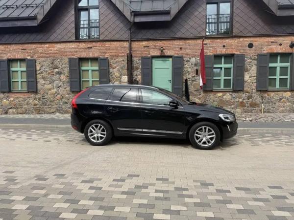 Black Volvo XC60 2015 in Rezekne, with an engine capacity of 2.40 L and mileage of 247 thousand km for 14490 €, photo 4 on AUTOMOTO.COM.LV