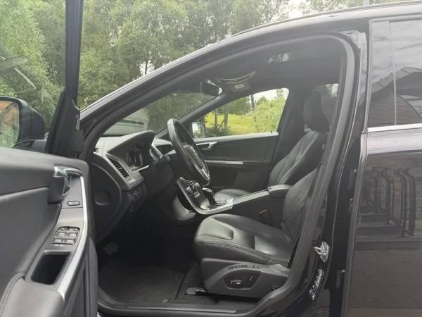 Black Volvo XC60 2015 in Rezekne, with an engine capacity of 2.40 L and mileage of 247 thousand km for 14490 €, photo 8 on AUTOMOTO.COM.LV
