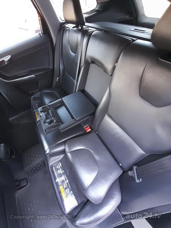 Melns Volvo XC60 2015 Tallina, ar dzinēja tilpumu 2.40 L un nobraukumu 296 tūkst. km par 11999 €, foto 8 vietnē AUTOMOTO.COM.LV