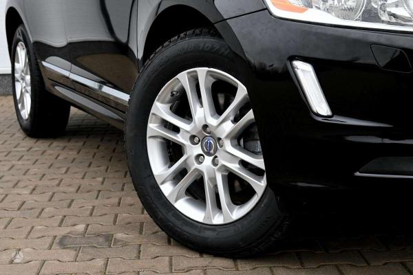 Black Volvo XC60 2015 in Kretinga, with an engine capacity of 1.97 L and mileage of 233 thousand km for 11650 €, photo 6 on AUTOMOTO.COM.LV