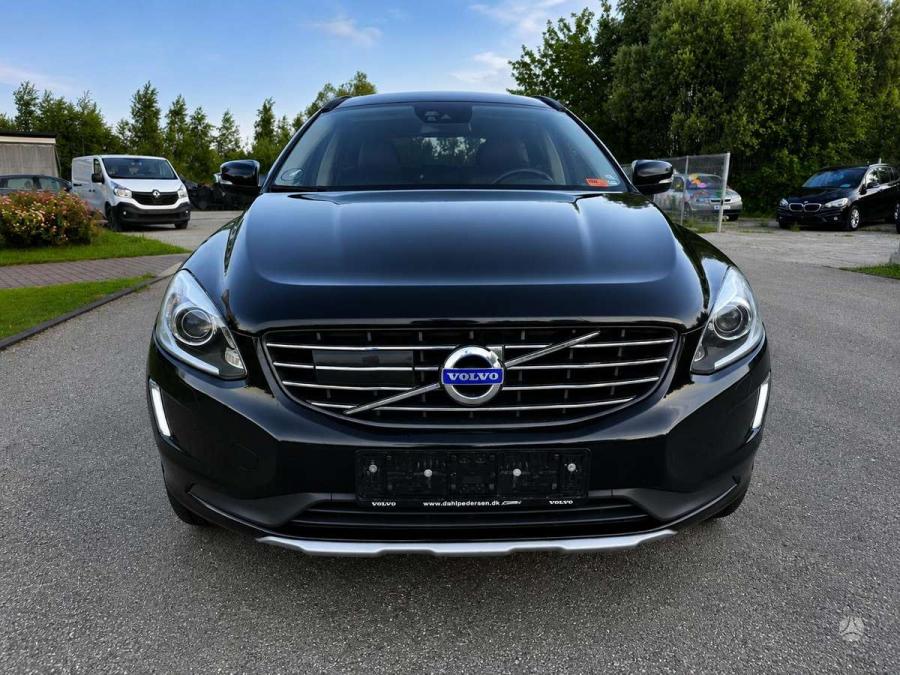 Black Volvo XC60 2015 in Pakruojis, with an engine capacity of 1.97 L and mileage of 301 thousand km for 8300 €, photo 4 on AUTOMOTO.COM.LV