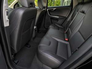 Black Volvo XC60 2015 in Pakruojis, with an engine capacity of 1.97 L and mileage of 301 thousand km for 8300 €, photo 8 on AUTOMOTO.COM.LV