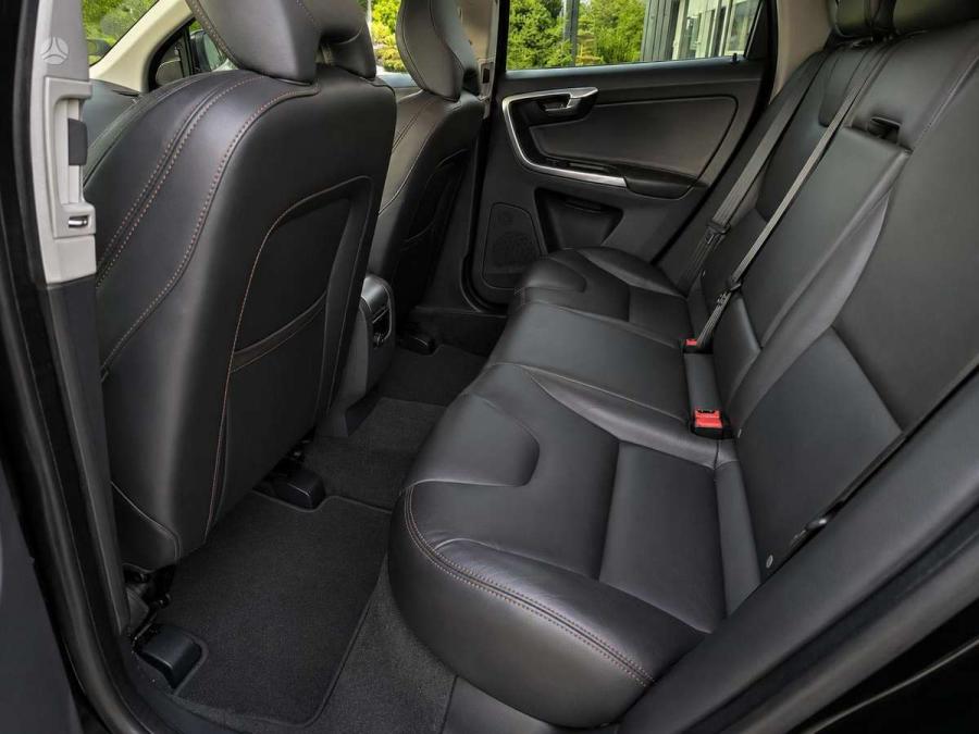 Black Volvo XC60 2015 in Pakruojis, with an engine capacity of 1.97 L and mileage of 301 thousand km for 8300 €, photo 8 on AUTOMOTO.COM.LV