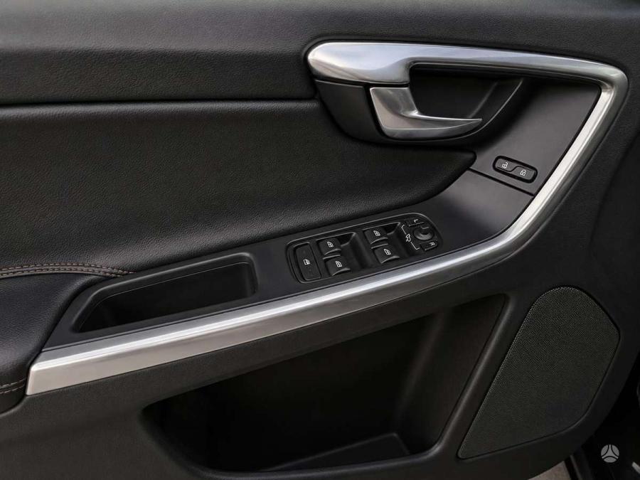 Black Volvo XC60 2015 in Pakruojis, with an engine capacity of 1.97 L and mileage of 301 thousand km for 8300 €, photo 10 on AUTOMOTO.COM.LV