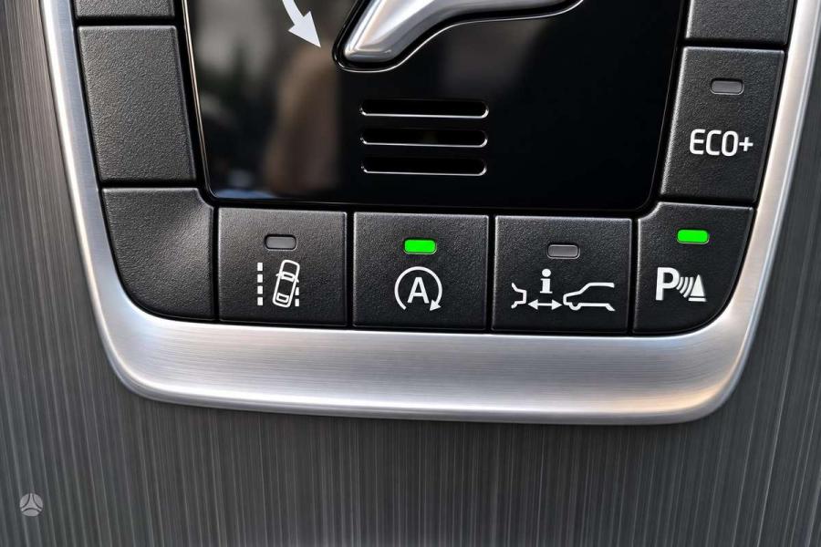 Black Volvo XC60 2015 in Pakruojis, with an engine capacity of 1.97 L and mileage of 301 thousand km for 8300 €, photo 12 on AUTOMOTO.COM.LV