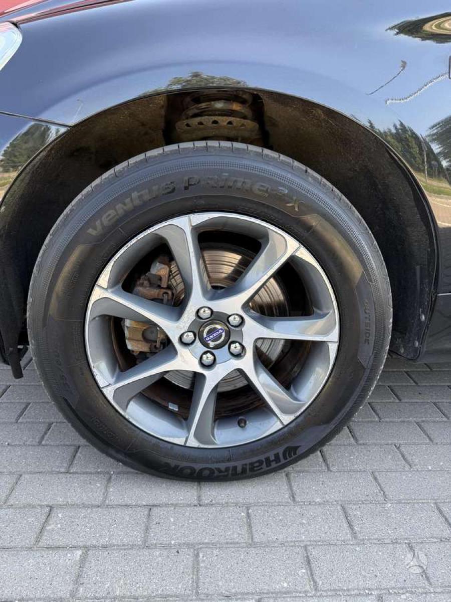 Black Volvo XC60 2015 in Utena, with an engine capacity of 1.98 L and mileage of 293 thousand km for 9900 €, photo 10 on AUTOMOTO.COM.LV