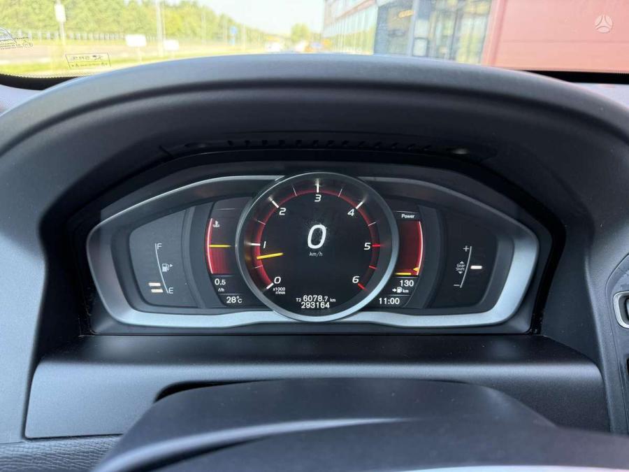 Black Volvo XC60 2015 in Utena, with an engine capacity of 1.98 L and mileage of 293 thousand km for 9900 €, photo 14 on AUTOMOTO.COM.LV