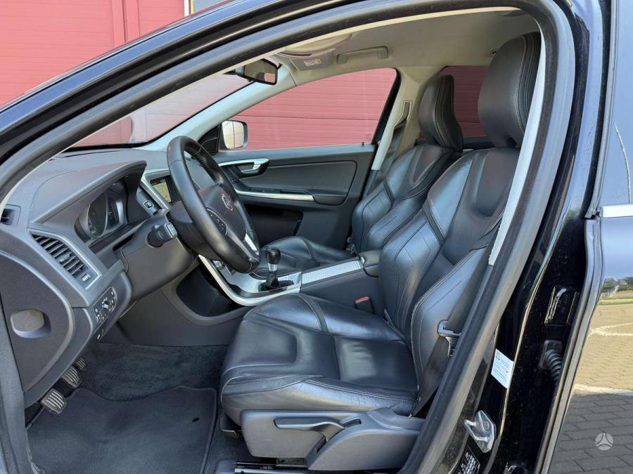 Black Volvo XC60 2015 in Utena, with an engine capacity of 1.98 L and mileage of 293 thousand km for 9900 €, photo 15 on AUTOMOTO.COM.LV