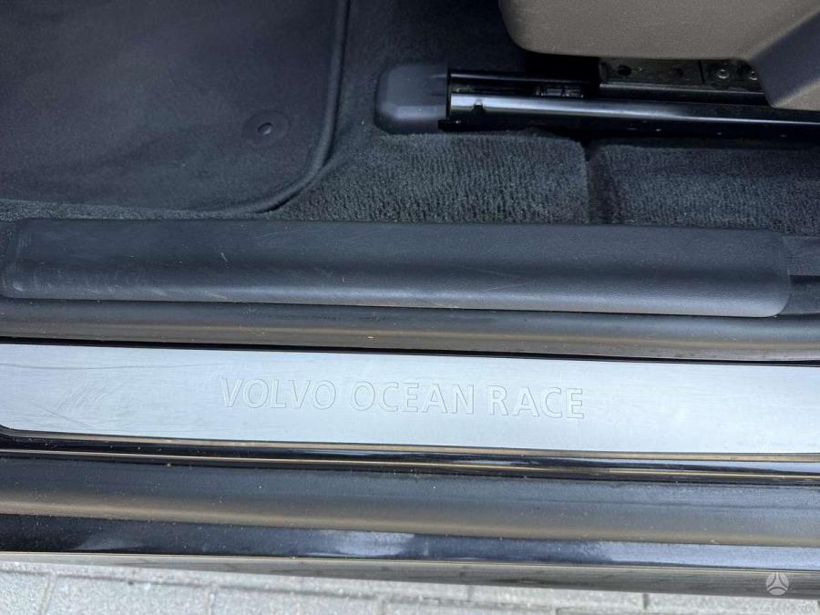 Black Volvo XC60 2015 in Utena, with an engine capacity of 1.98 L and mileage of 293 thousand km for 9900 €, photo 17 on AUTOMOTO.COM.LV