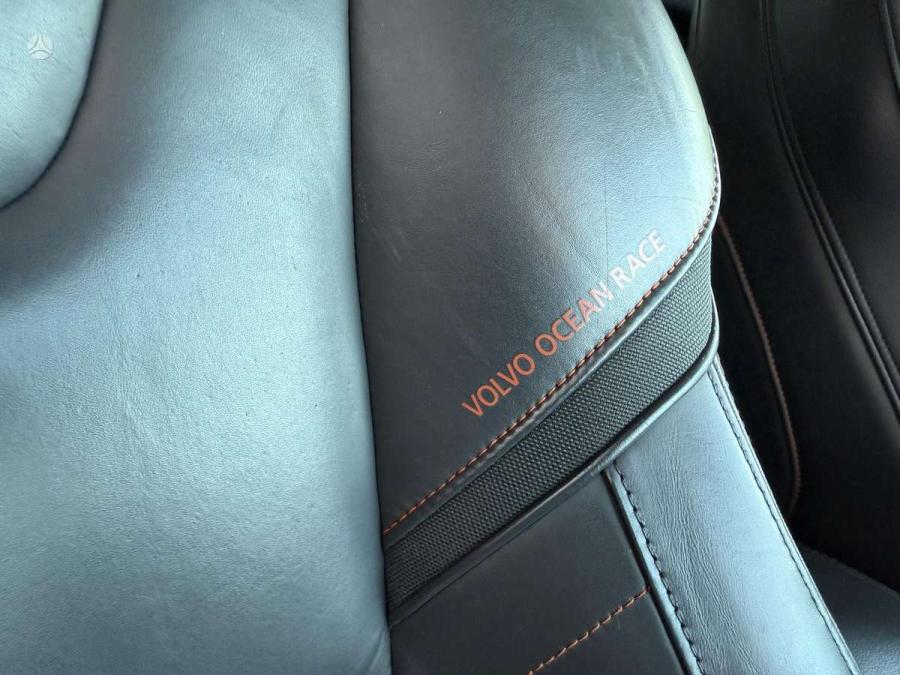 Black Volvo XC60 2015 in Utena, with an engine capacity of 1.98 L and mileage of 293 thousand km for 9900 €, photo 20 on AUTOMOTO.COM.LV
