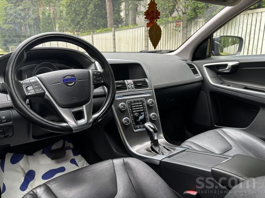 Black Volvo XC60 2015 in Riga, with an engine capacity of 2.00 L and mileage of 369 thousand km for 9290 €, photo 11 on AUTOMOTO.COM.LV