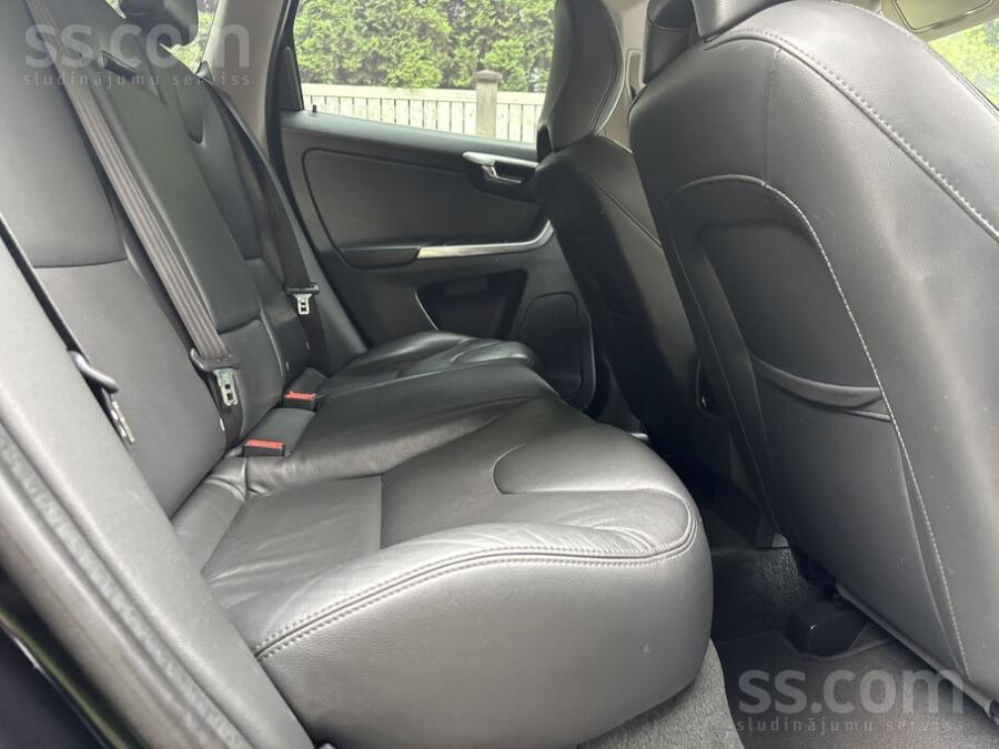 Black Volvo XC60 2015 in Riga, with an engine capacity of 2.00 L and mileage of 369 thousand km for 9290 €, photo 15 on AUTOMOTO.COM.LV