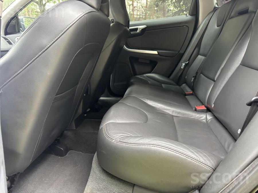 Black Volvo XC60 2015 in Riga, with an engine capacity of 2.00 L and mileage of 369 thousand km for 9290 €, photo 17 on AUTOMOTO.COM.LV