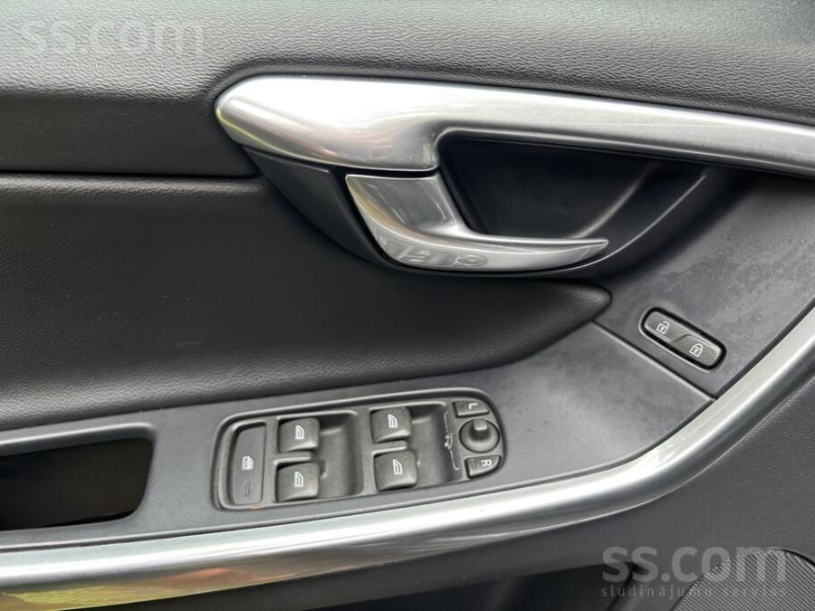 Black Volvo XC60 2015 in Riga, with an engine capacity of 2.00 L and mileage of 369 thousand km for 9290 €, photo 19 on AUTOMOTO.COM.LV