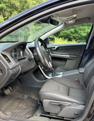 Black Volvo XC60 2015 in Jurmala, with an engine capacity of 2.40 L and mileage of 320 thousand km for 9500 €, photo 10 on AUTOMOTO.COM.LV