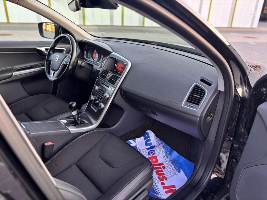 Black Volvo XC60 2015 in Raseiniai, with an engine capacity of 1.98 L and mileage of 281 thousand km for 11500 €, photo 42 on AUTOMOTO.COM.LV