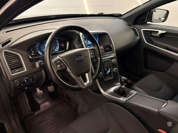 Black Volvo XC60 2015 in Marijampole, with an engine capacity of 2.40 L and mileage of 237 thousand km for 12950 €, photo 2 on AUTOMOTO.COM.LV