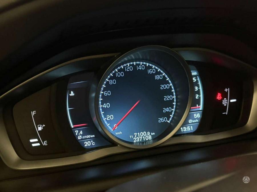 Black Volvo XC60 2015 in Marijampole, with an engine capacity of 2.40 L and mileage of 237 thousand km for 12950 €, photo 4 on AUTOMOTO.COM.LV