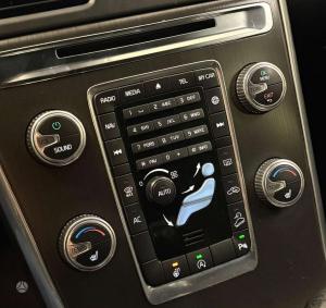 Black Volvo XC60 2015 in Marijampole, with an engine capacity of 2.40 L and mileage of 237 thousand km for 12950 €, photo 12 on AUTOMOTO.COM.LV