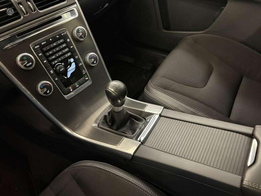 Black Volvo XC60 2015 in Marijampole, with an engine capacity of 2.40 L and mileage of 237 thousand km for 12950 €, photo 13 on AUTOMOTO.COM.LV