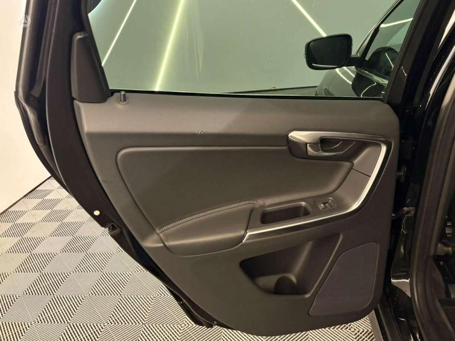 Black Volvo XC60 2015 in Marijampole, with an engine capacity of 2.40 L and mileage of 237 thousand km for 12950 €, photo 21 on AUTOMOTO.COM.LV