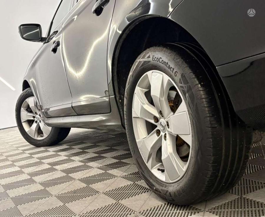 Black Volvo XC60 2015 in Marijampole, with an engine capacity of 2.40 L and mileage of 237 thousand km for 12950 €, photo 23 on AUTOMOTO.COM.LV