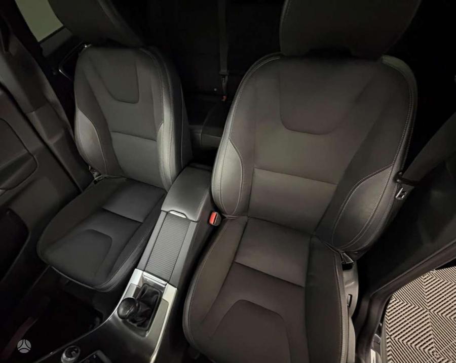Black Volvo XC60 2015 in Marijampole, with an engine capacity of 2.40 L and mileage of 237 thousand km for 12950 €, photo 25 on AUTOMOTO.COM.LV