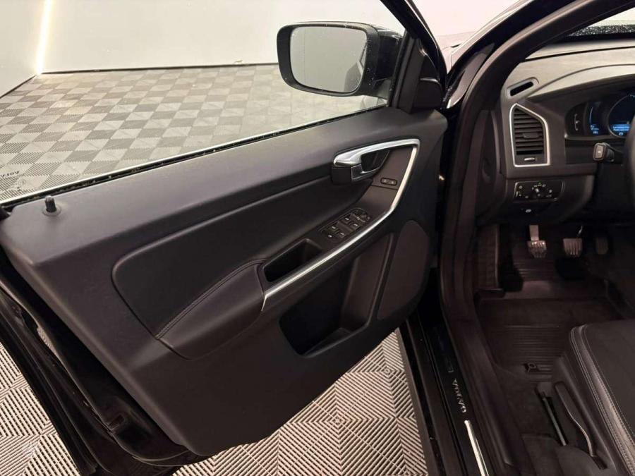 Black Volvo XC60 2015 in Marijampole, with an engine capacity of 2.40 L and mileage of 237 thousand km for 12950 €, photo 30 on AUTOMOTO.COM.LV
