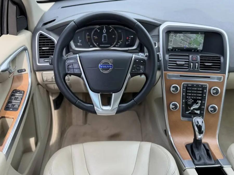 Black Volvo XC60 2015 in Riga, with an engine capacity of 2.00 L and mileage of 199 thousand km for 13500 €, photo 9 on AUTOMOTO.COM.LV