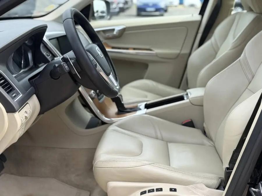 Black Volvo XC60 2015 in Riga, with an engine capacity of 2.00 L and mileage of 199 thousand km for 13500 €, photo 11 on AUTOMOTO.COM.LV