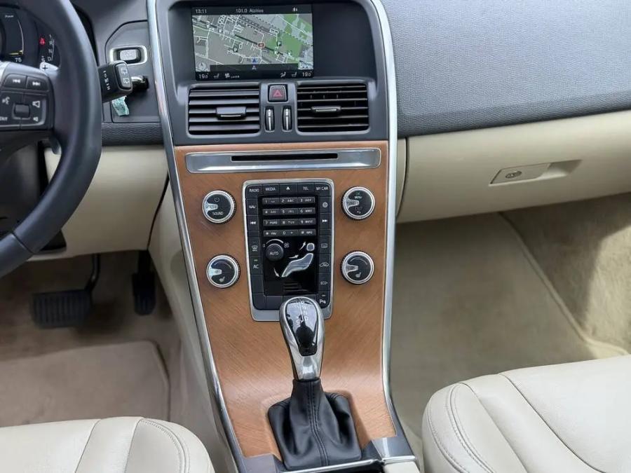Black Volvo XC60 2015 in Riga, with an engine capacity of 2.00 L and mileage of 199 thousand km for 13500 €, photo 14 on AUTOMOTO.COM.LV