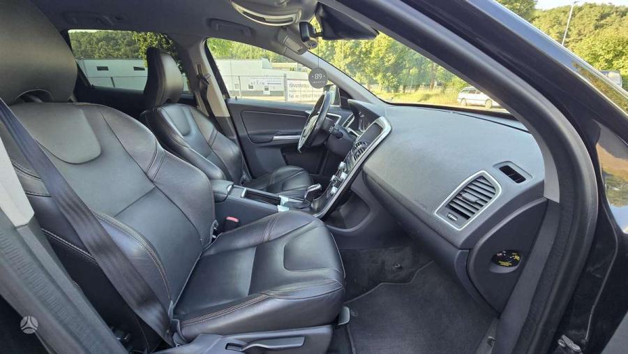 Black Volvo XC60 2015 in Kaunas, with an engine capacity of 1.97 L and mileage of 317 thousand km for 9299 €, photo 15 on AUTOMOTO.COM.LV