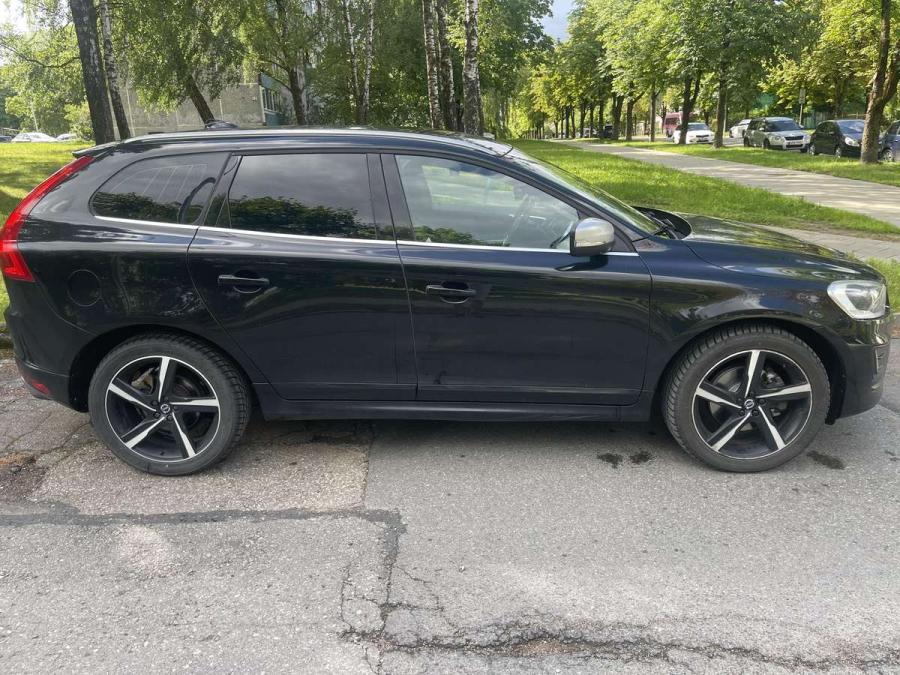 Black Volvo XC60 2015 in Vilnius, with an engine capacity of 1.98 L and mileage of 295 thousand km for 9000 €, photo 4 on AUTOMOTO.COM.LV
